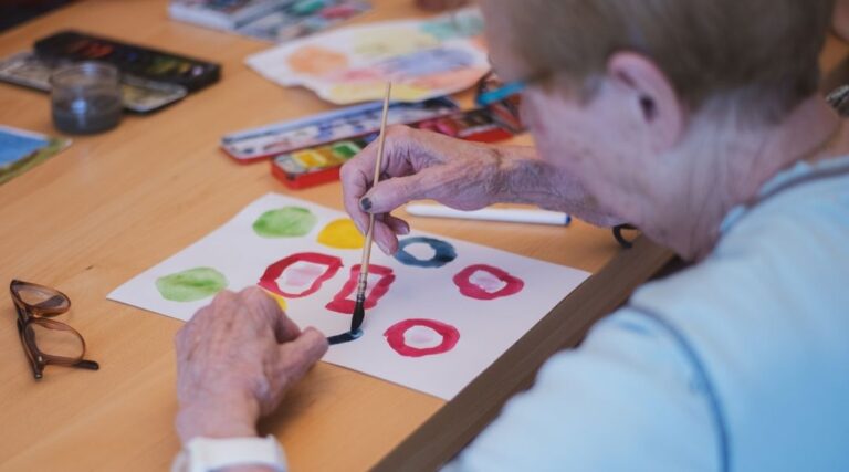 Activité manuelle en EHPAD : ateliers créatifs- Neosilver